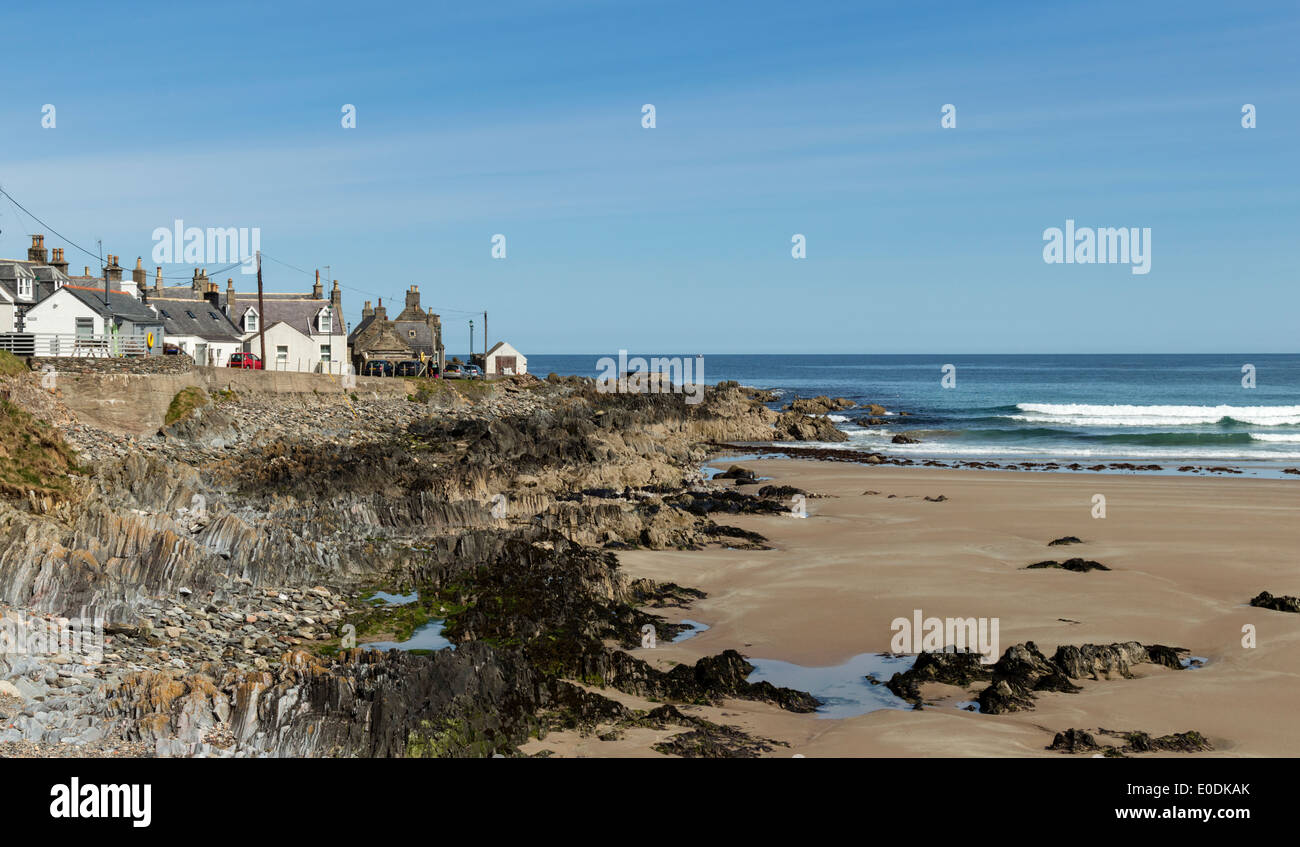 SANDEND VILLAGE WITH HOUSES ROCKS AND BEACH ON THE BANFFSHIRE COAST ...