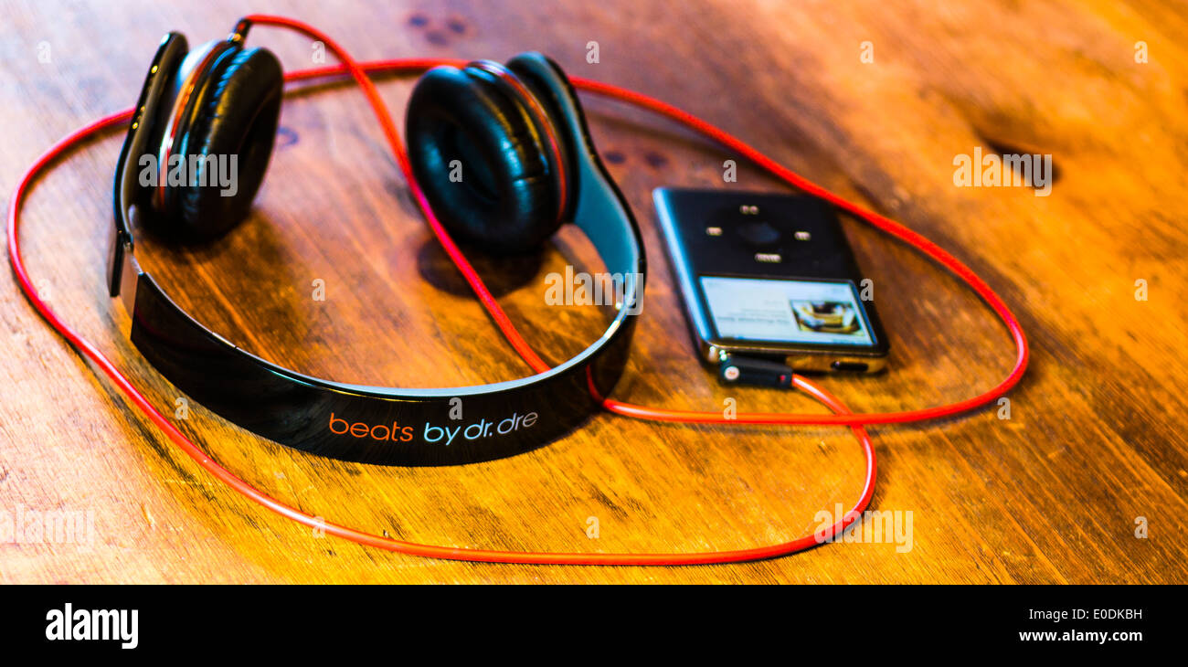 Beats headphones dr dre apple hi-res stock photography and images - Alamy
