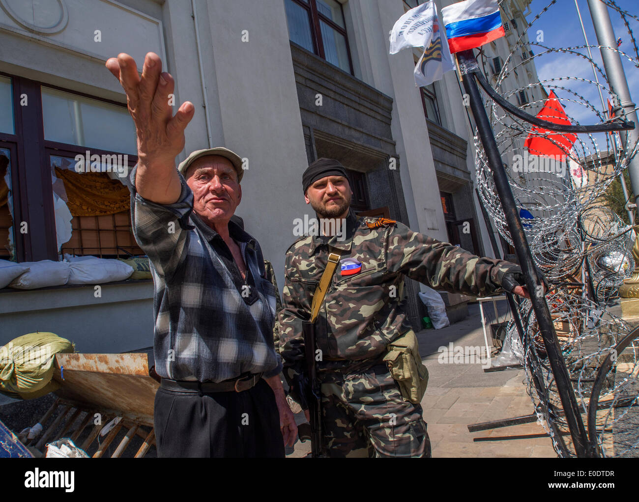 Lugansk, Ukraine . 10th May, 2014. An elderly supporter federalization ...