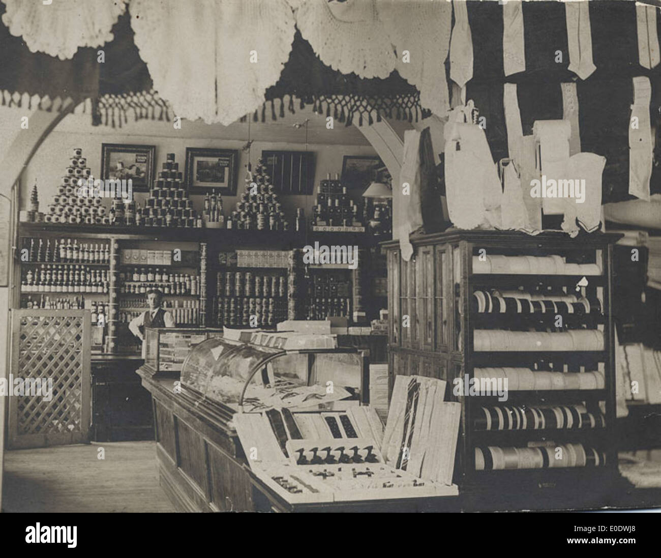 Vintage general store interior hi-res stock photography and images - Alamy