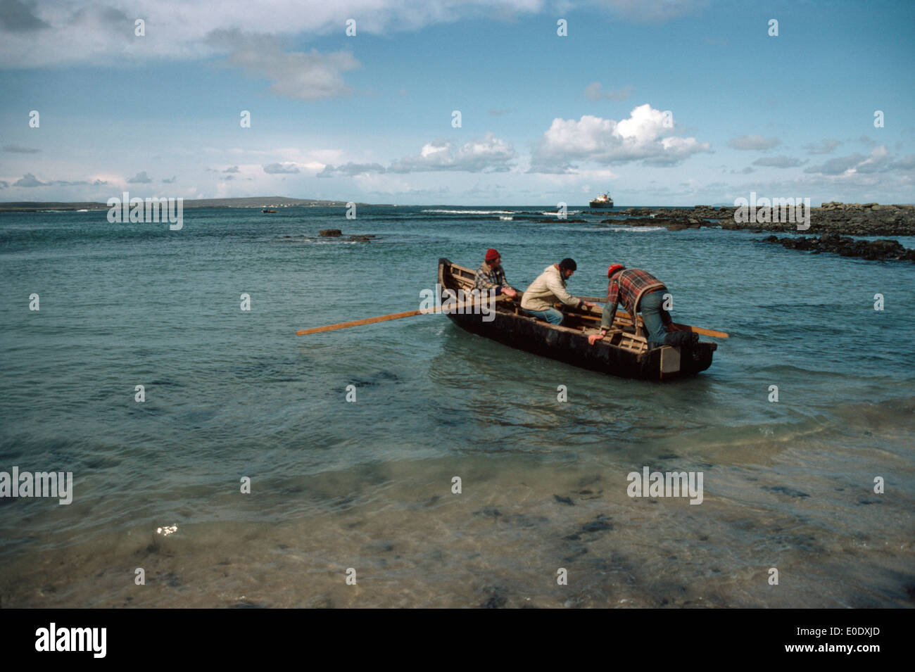Currach boat galway hi-res stock photography and images - Alamy