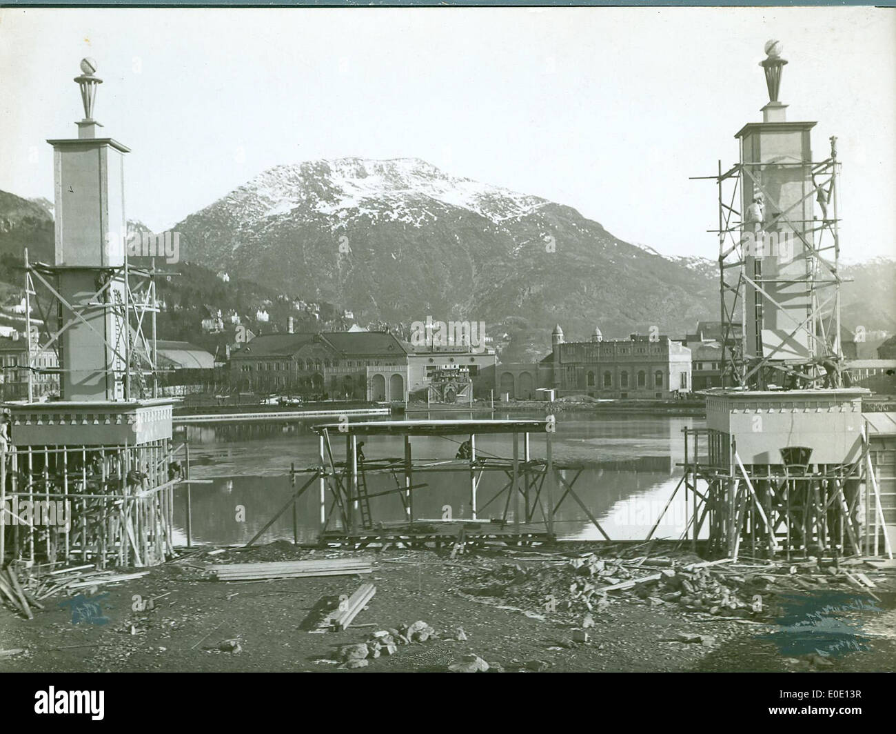 Under construction in the early 1920s hi-res stock photography and ...