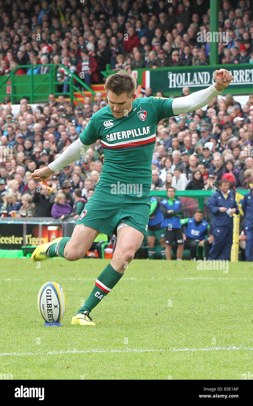 Conversion kick during rugby match hi-res stock photography and images ...