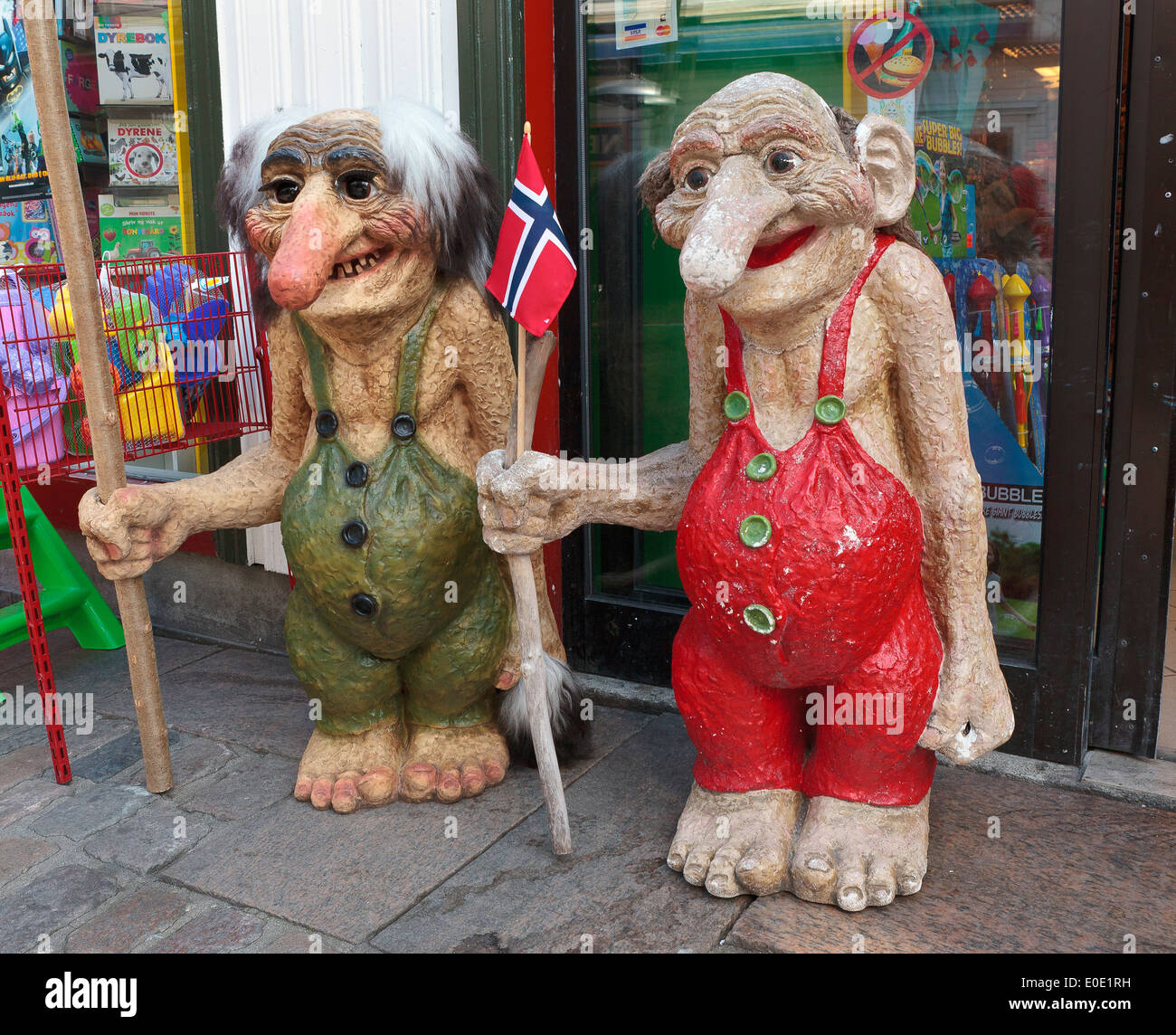 Statues outside shop hi-res stock photography and images - Alamy