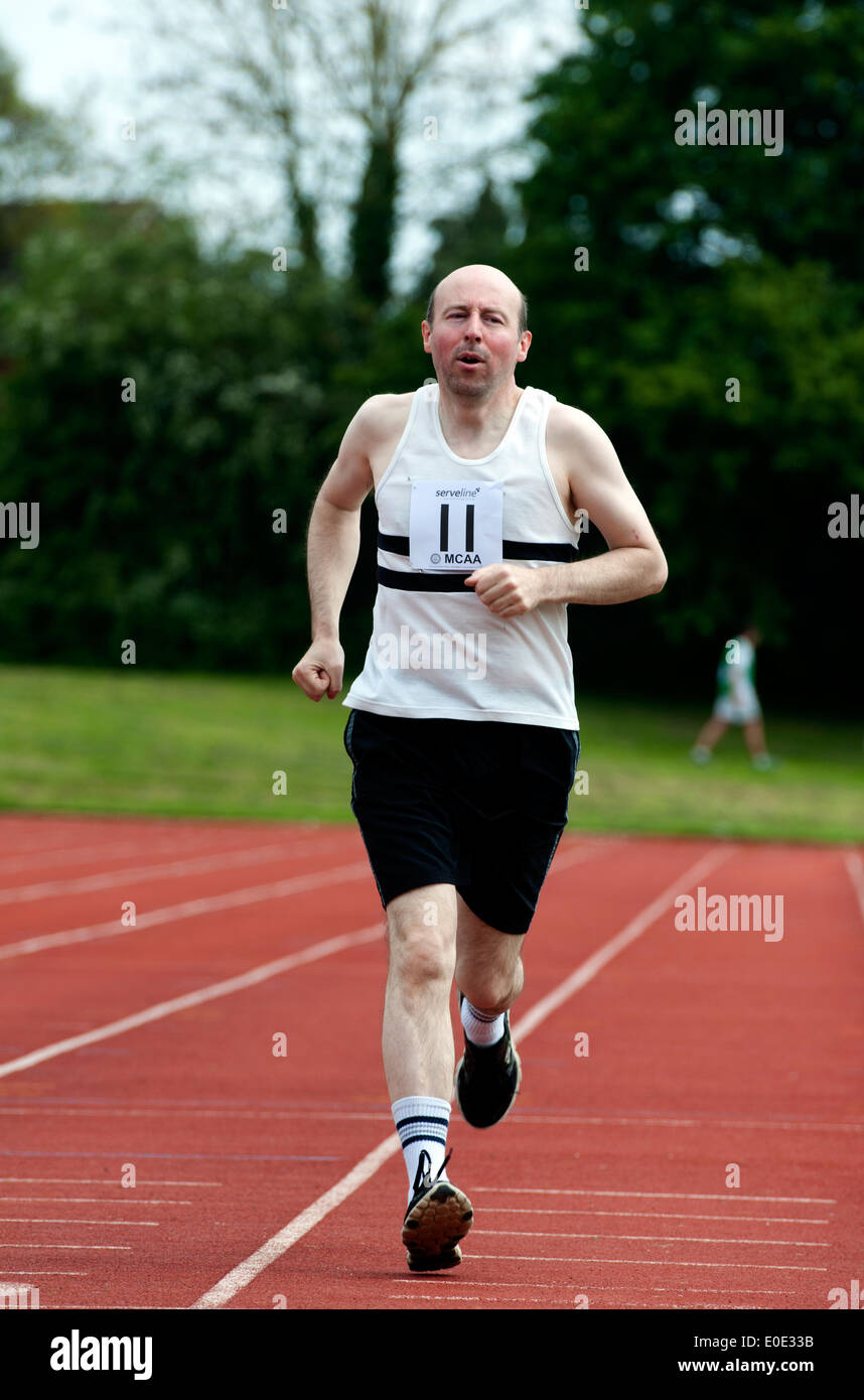 800m runner hi-res stock photography and images - Alamy