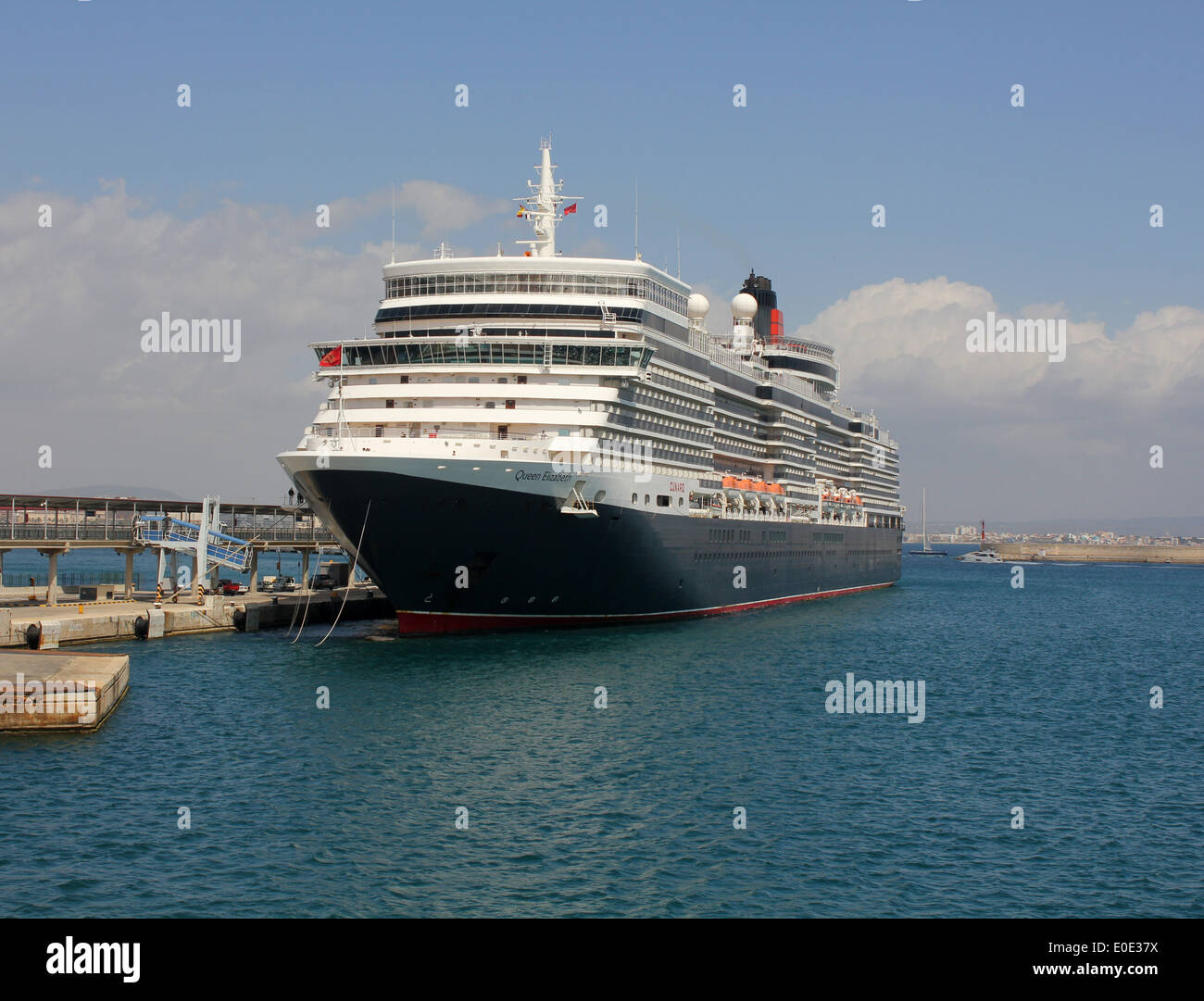 Cunard Line Cruise Ship “Queen Elizabeth” (295m, 90901 Gt ) - slipping ...