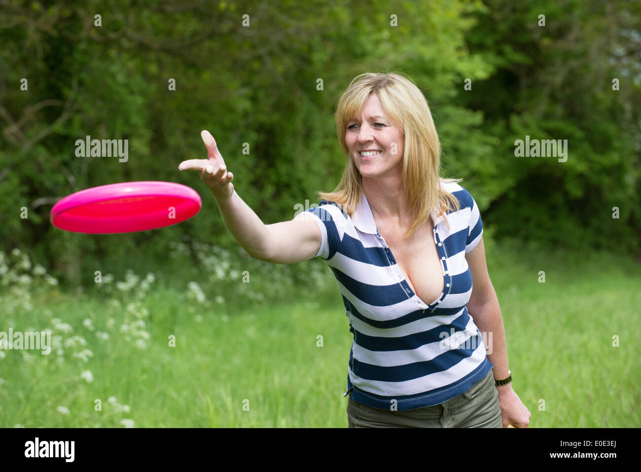Throwing a disc hi-res stock photography and images - Alamy