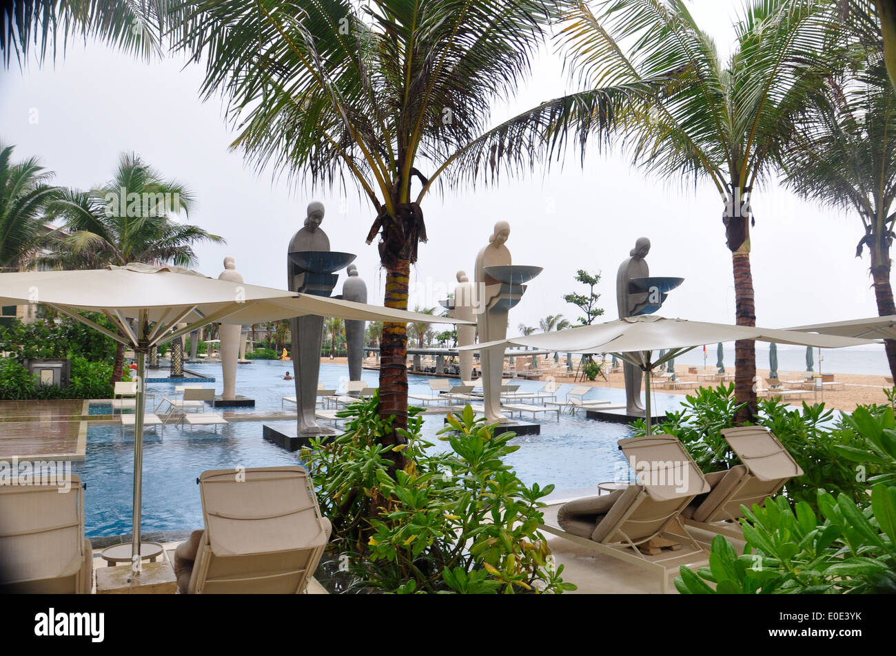 looks from side of the mulia hotel pool Stock Photo - Alamy