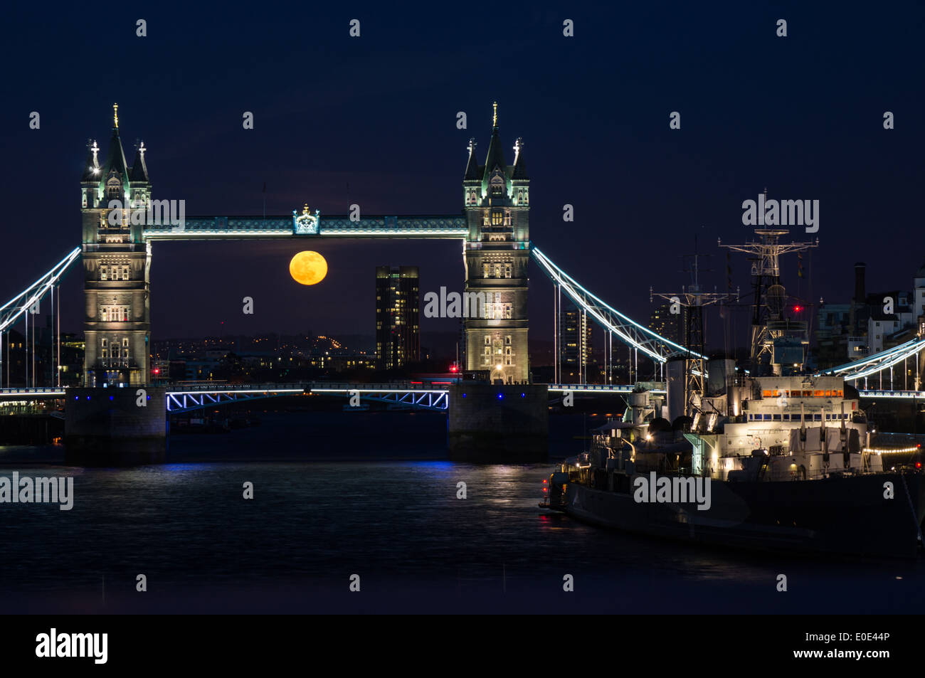 Moon over bridge hi-res stock photography and images - Alamy