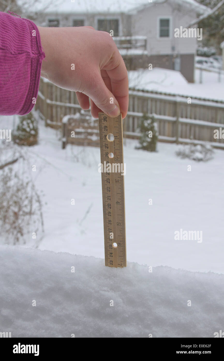 Measuring snow depth with ruler hi-res stock photography and images - Alamy