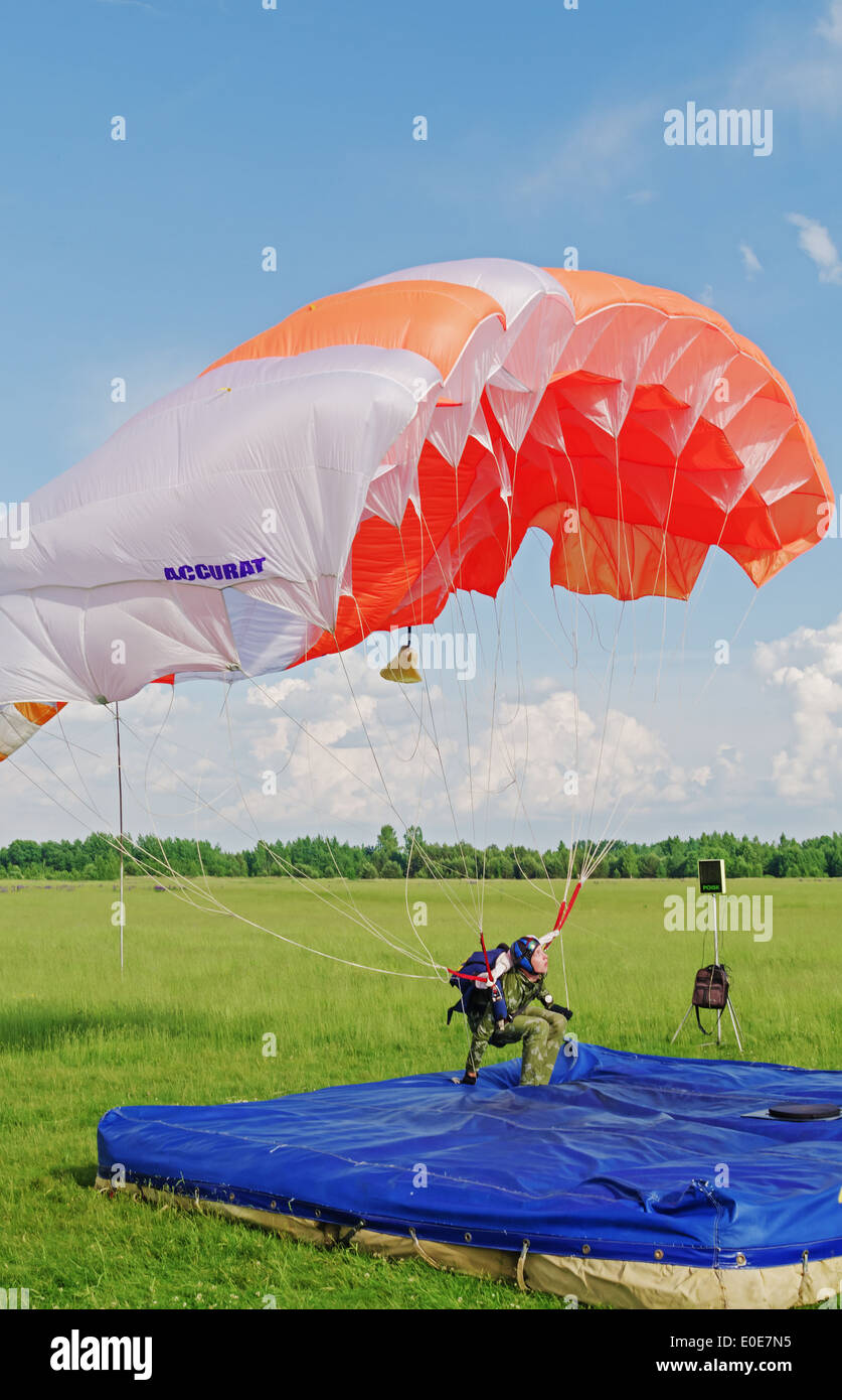 Female parachutist landing hi-res stock photography and images - Alamy