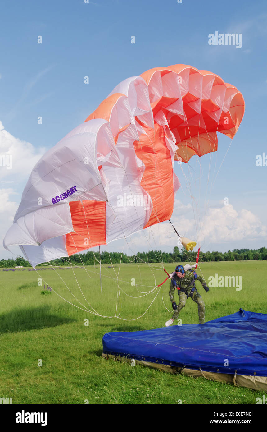 Female parachutist landing hi-res stock photography and images - Alamy
