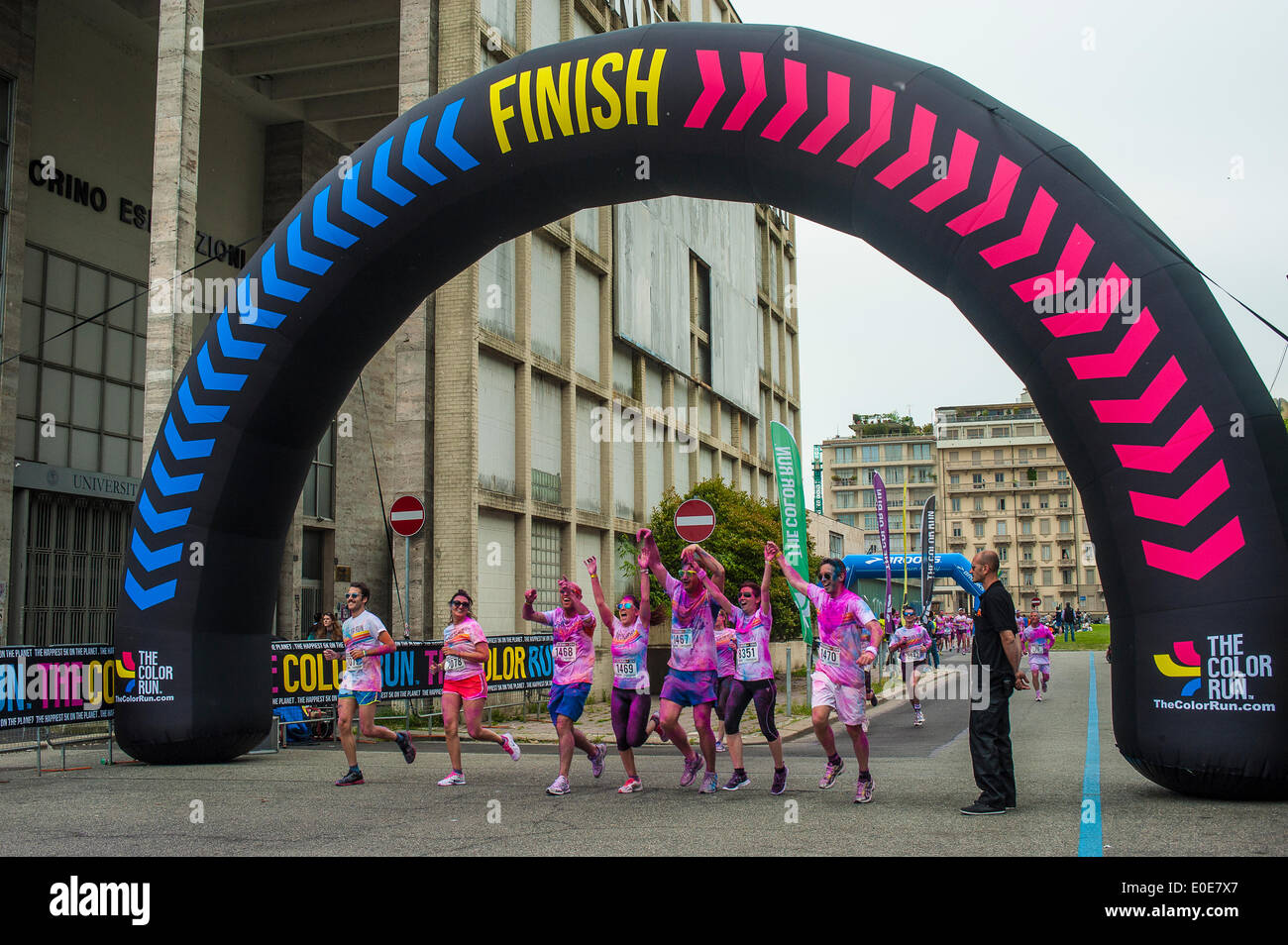 Girls race finish line hi-res stock photography and images - Alamy