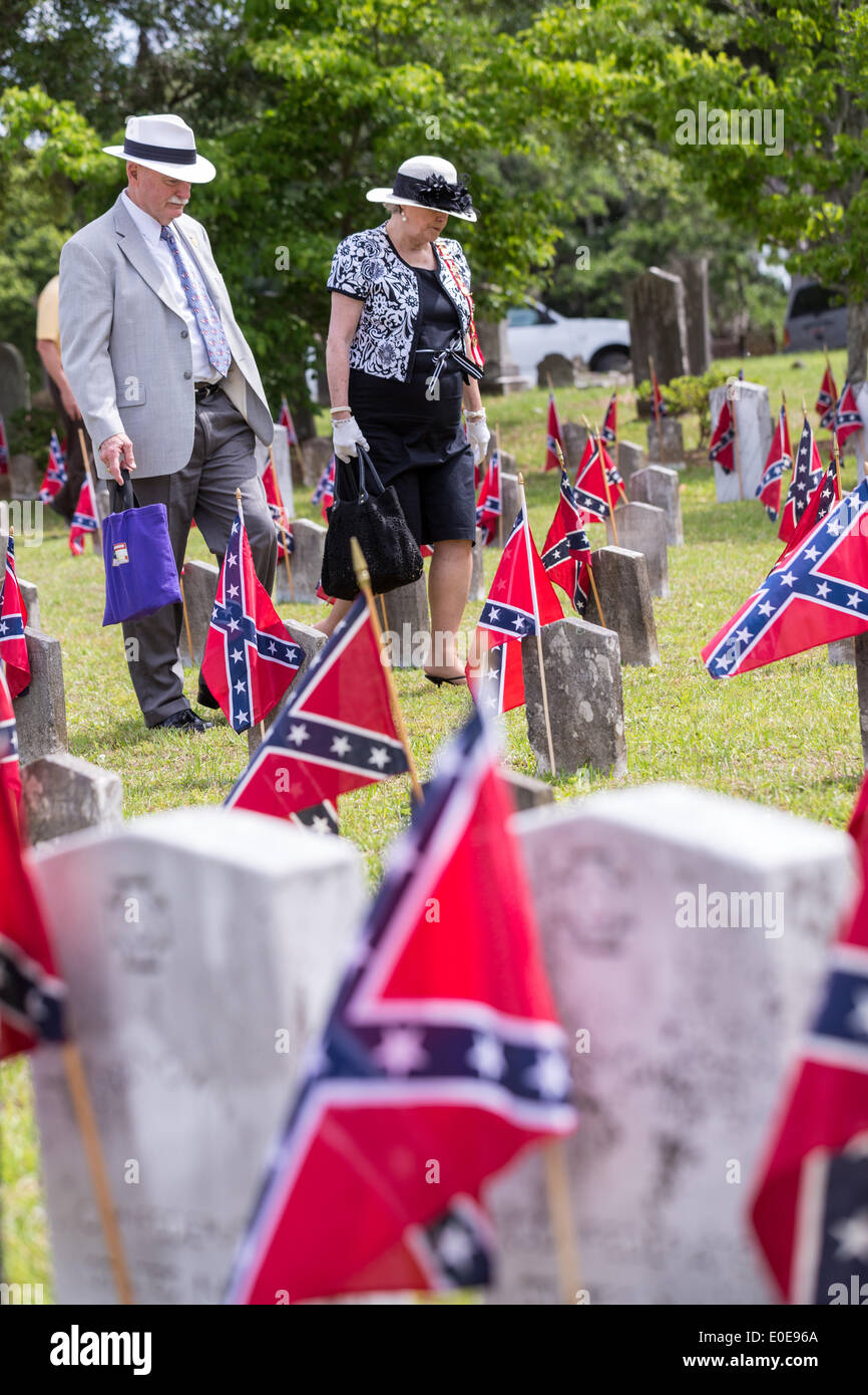 Descendants of Civil War soldiers walks past grave markers decorated ...