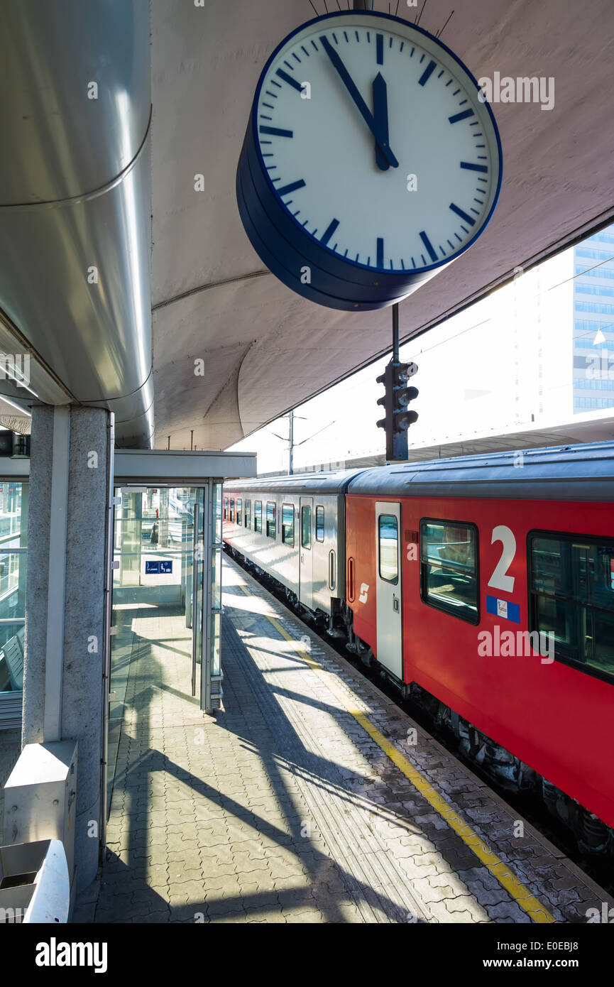 Train OEBB in the railway station, symbolic photo for rush-hour traffic ...