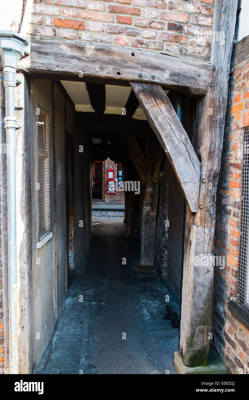 Alley in york england hi-res stock photography and images - Alamy
