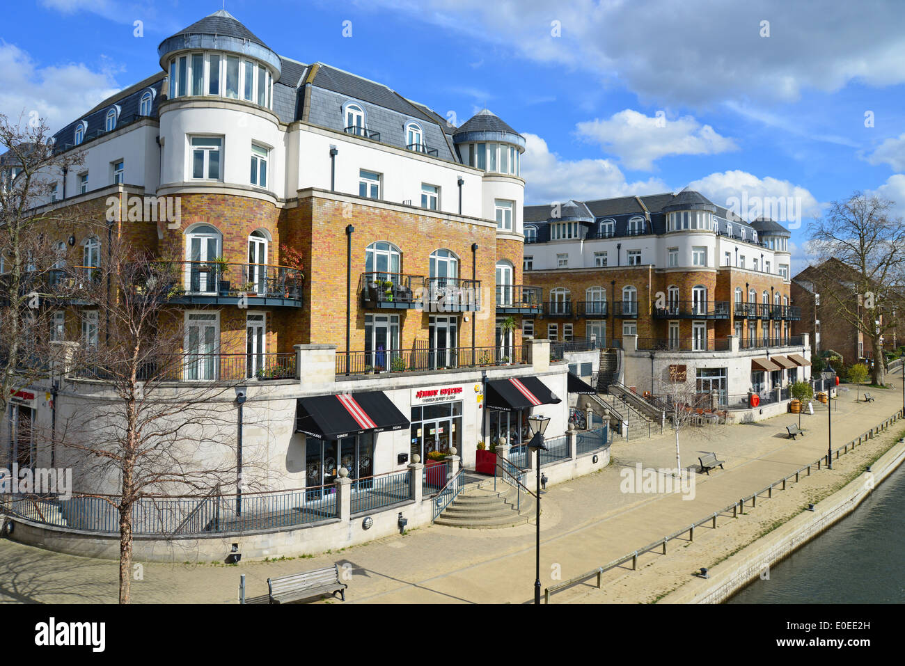 Riverside promenade, Thames Edge, Staines-upon-Thames, Surrey, England ...