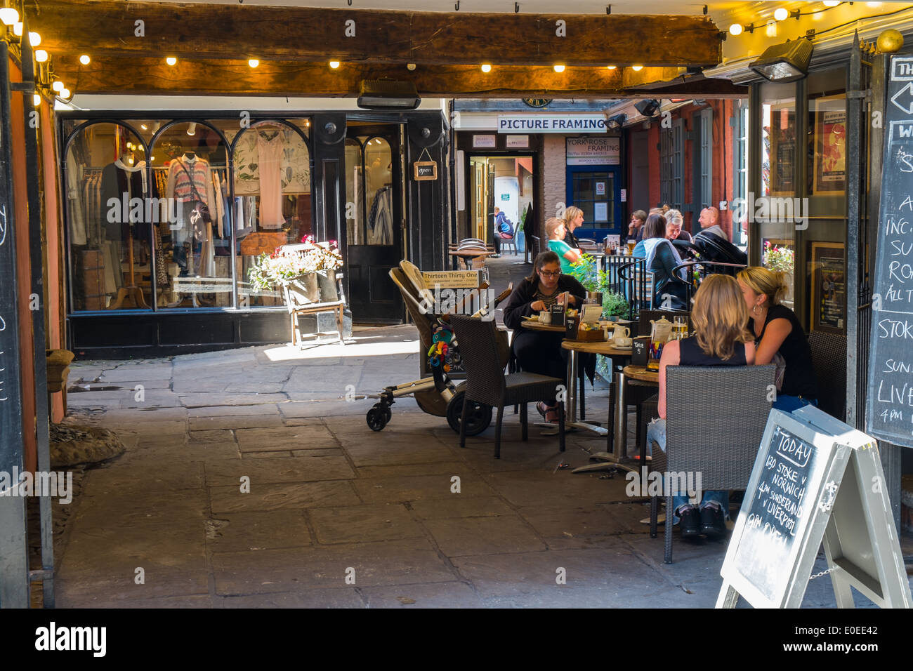 Cafe buildings hi-res stock photography and images - Alamy