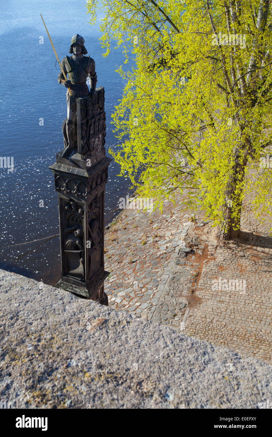 Knight statues hi-res stock photography and images - Alamy