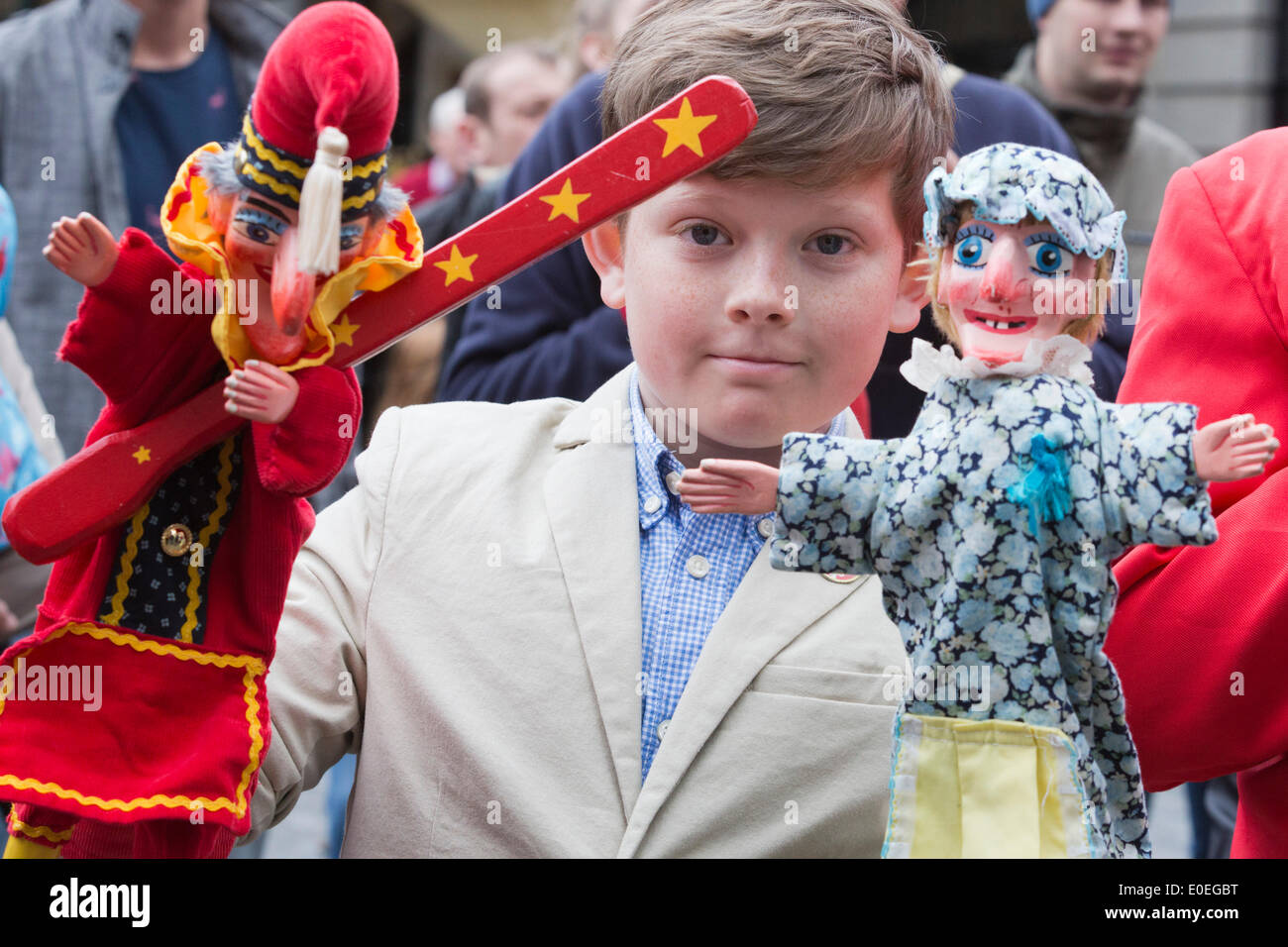 Covent Garden, London, UK. 11 May 2014. A young puppeteer holds up ...