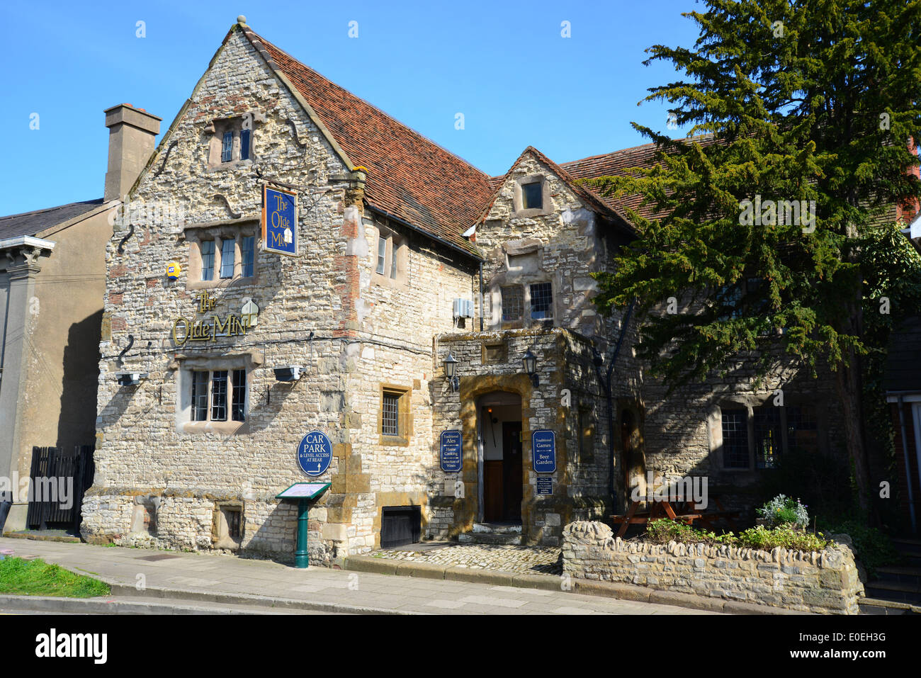 Medieval pub hi-res stock photography and images - Alamy