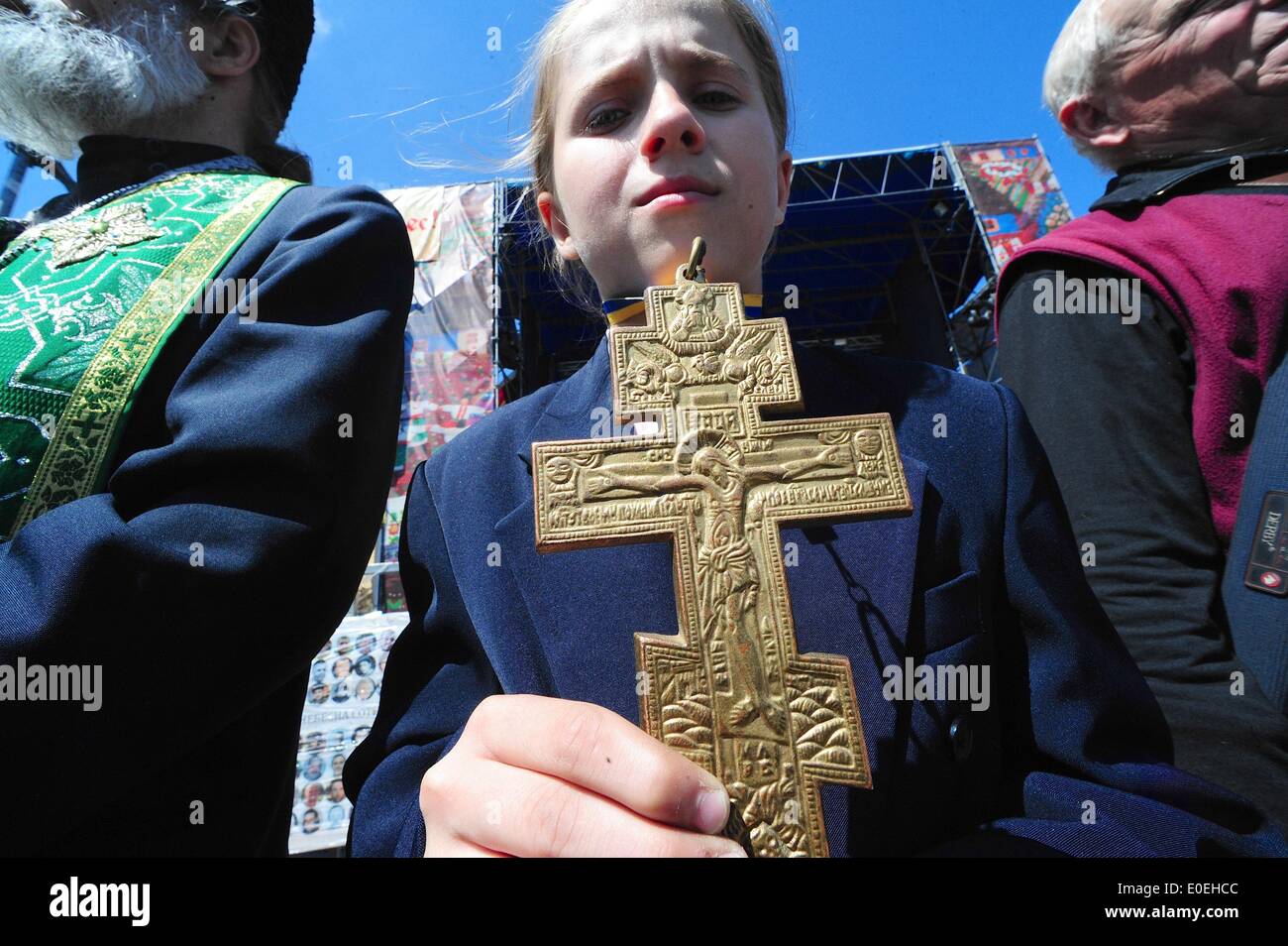 Kiev, Ukraine. 11th May, 2014. A young girl holds an Orthodox cross ...