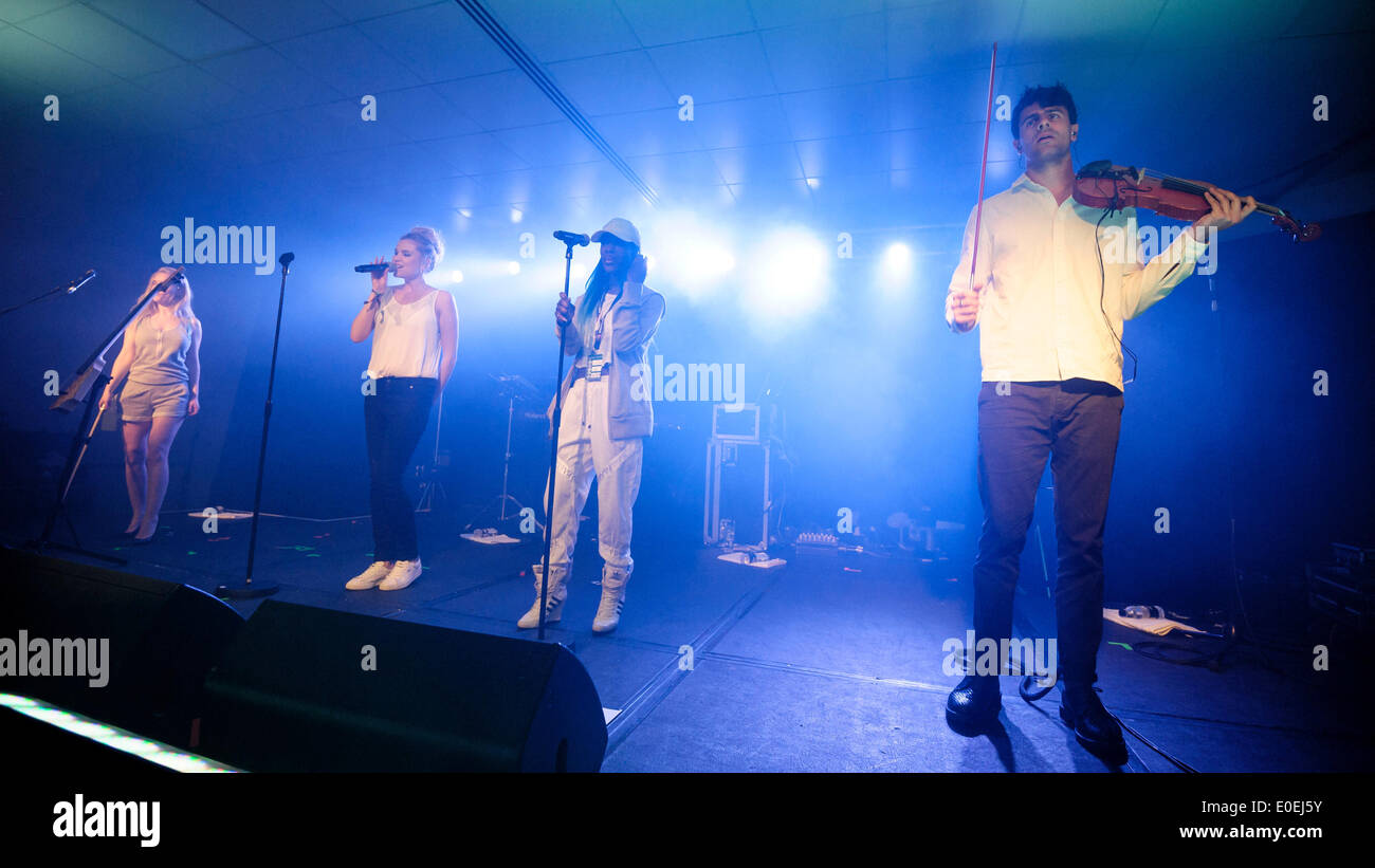 Grace chatto and milan neil amin smith of clean bandit hi-res stock ...