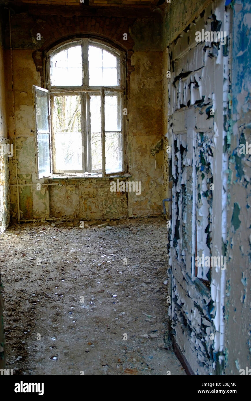 Room with window in a run-down building Stock Photo - Alamy