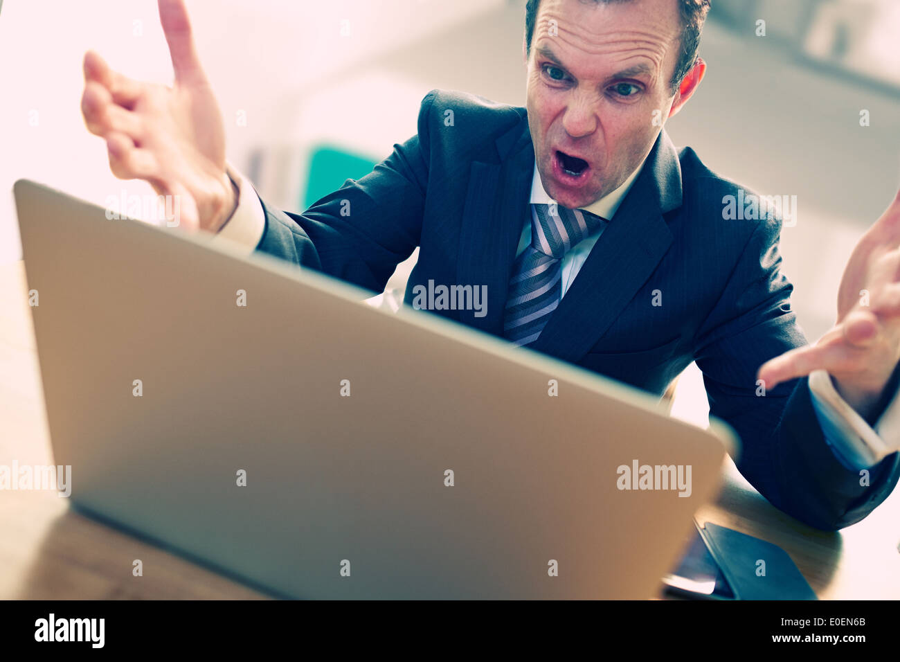 Computer frustration angry man hi-res stock photography and images - Alamy