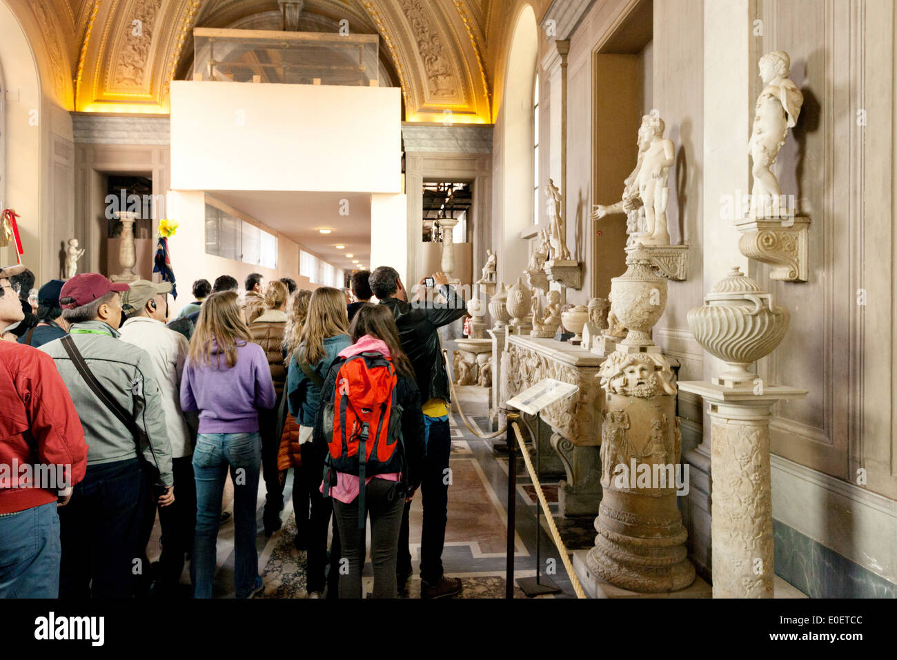 Tourists taking photos of the art and sculptures, Vatican Museums ...