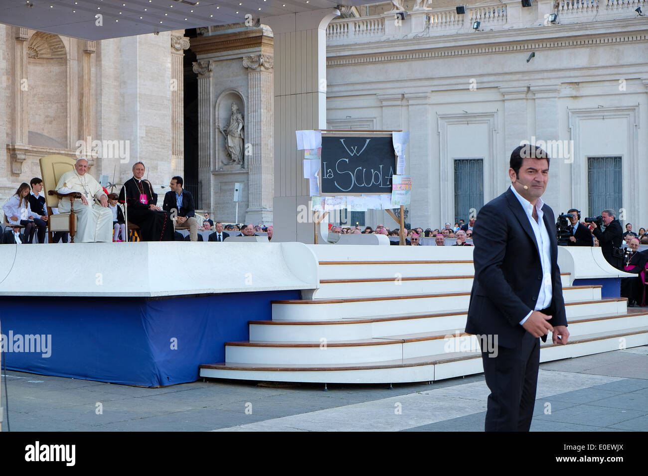St Peter's Square, The Vatican. 10th May, 2014. Max Giusti meet Pope ...