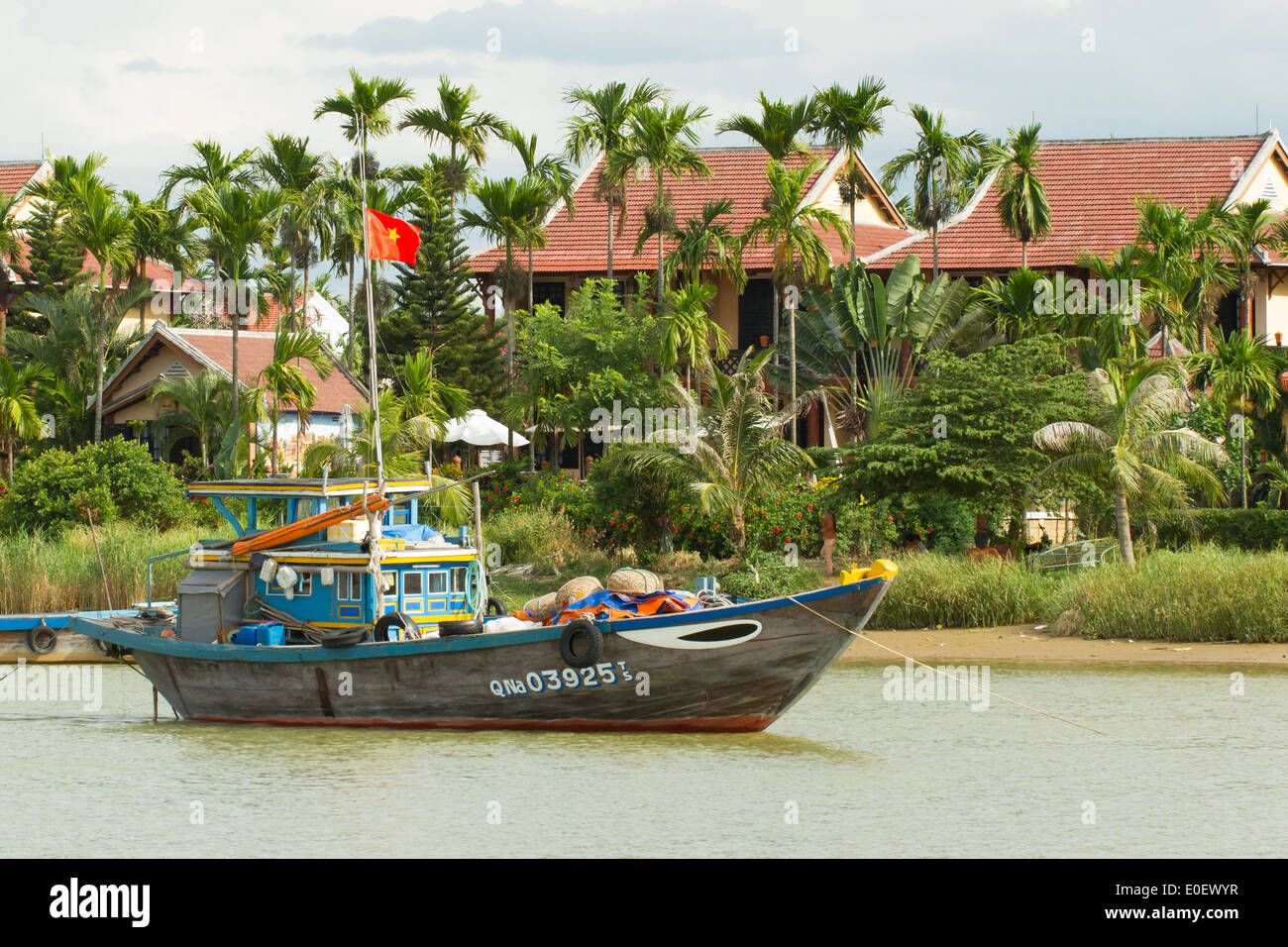 Vietnamese flag on ship hi-res stock photography and images - Alamy