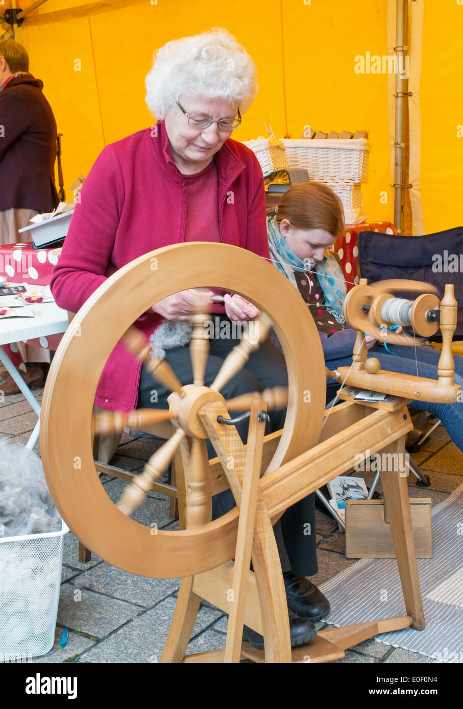 Lady spinning wool spinning wheel hi-res stock photography and images ...