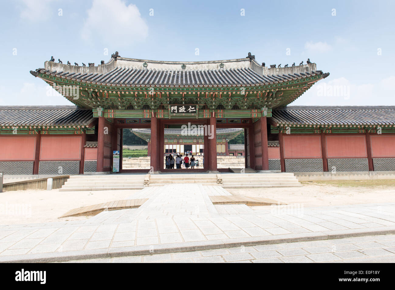 Injeongmun gate at the Changdeokgung Palace in Seoul, South Korea ...