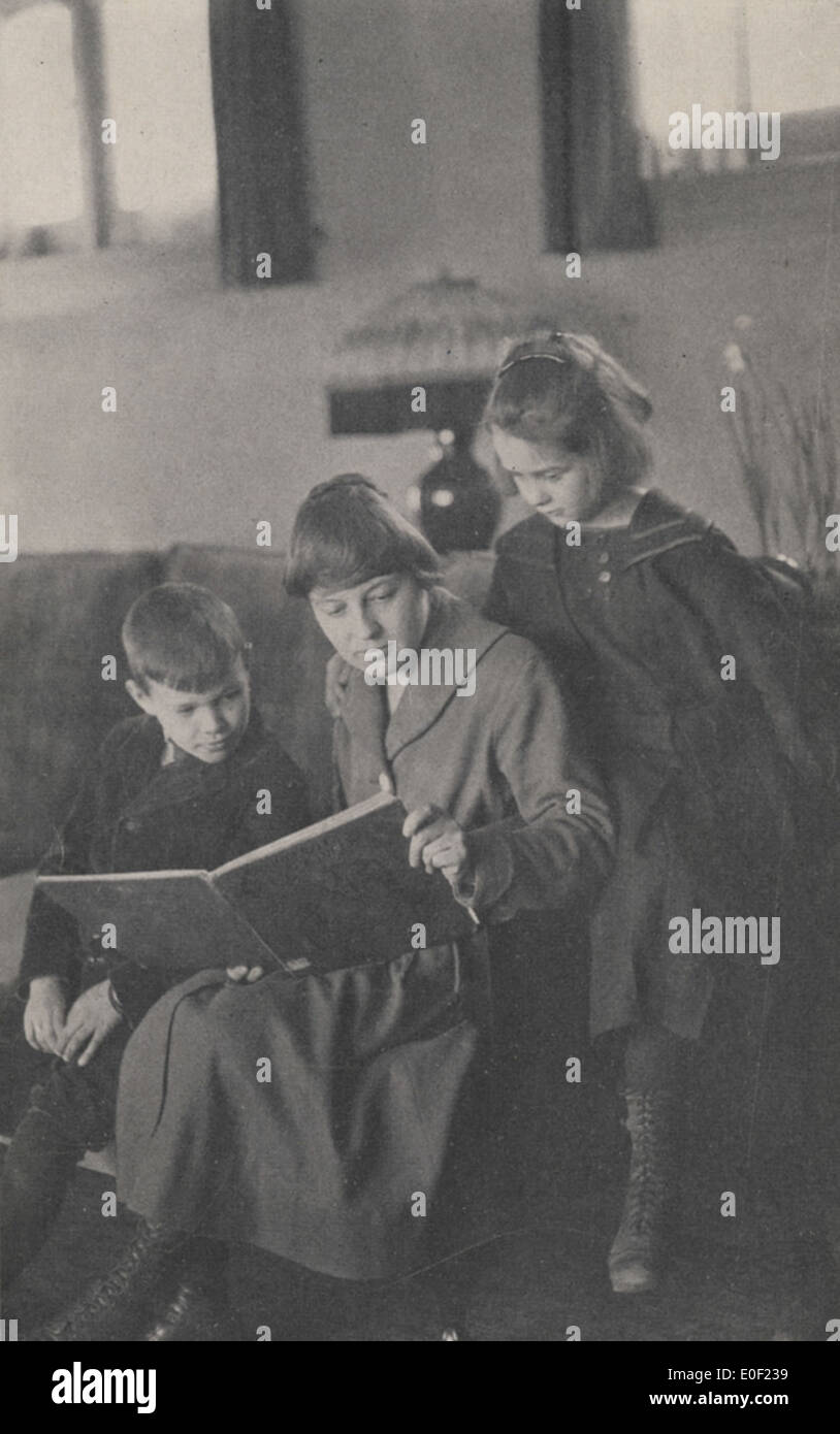 Mary Boyer, First School Teacher, Reading to Students, 1917 Stock Photo ...