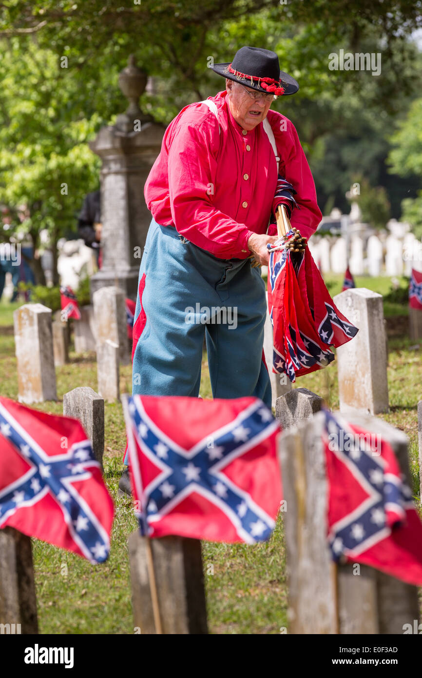 Rebel flags marking graves confederate hi-res stock photography and ...