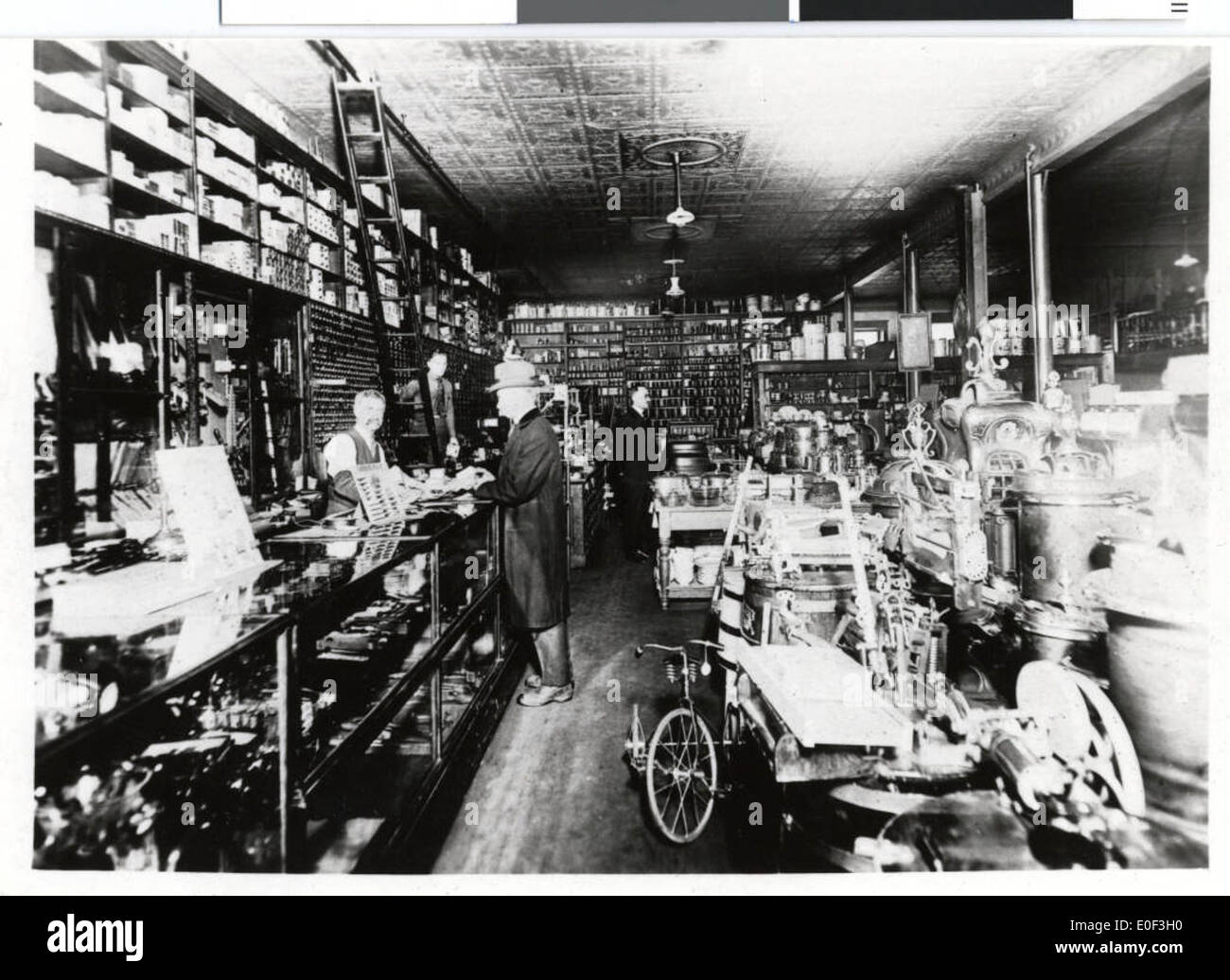 Small hardware store shelves hi-res stock photography and images - Alamy