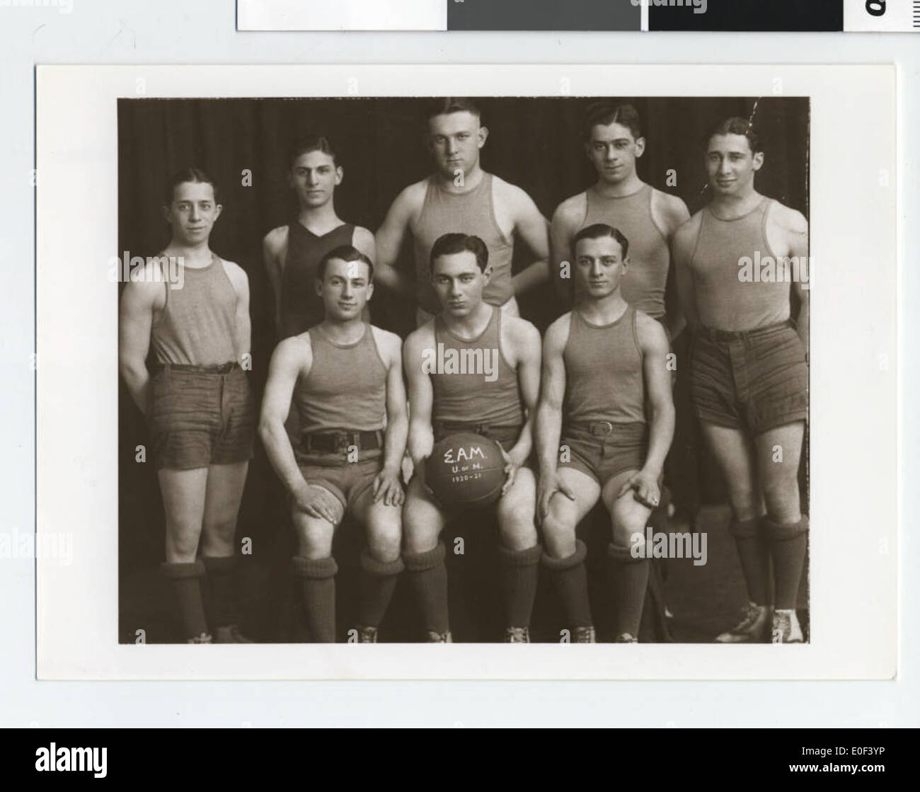 The Sigma Alpha Mu basketball team from the University of Minnesota ...