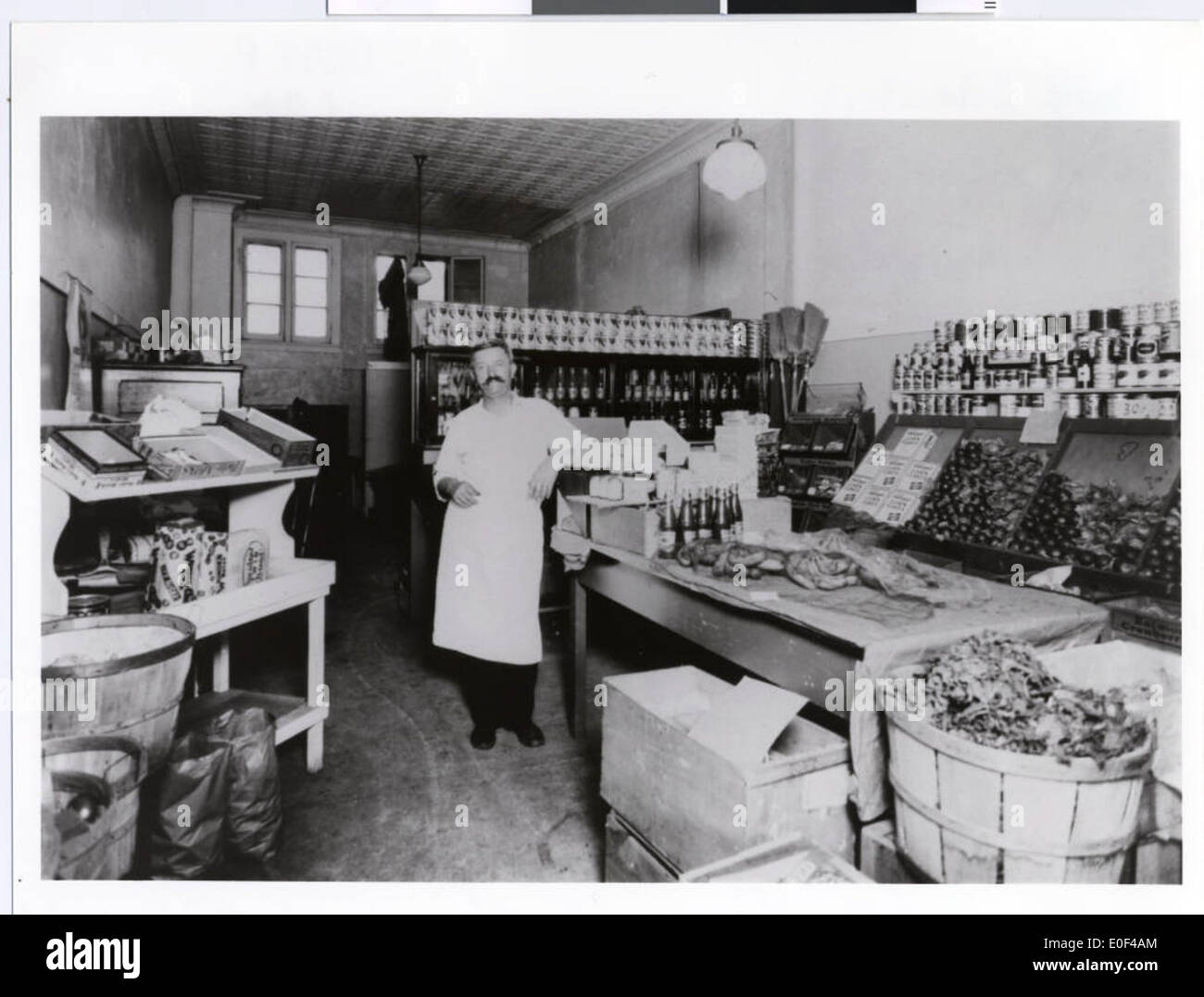 David Scheinberg at his grocery store located on the South Side of ...