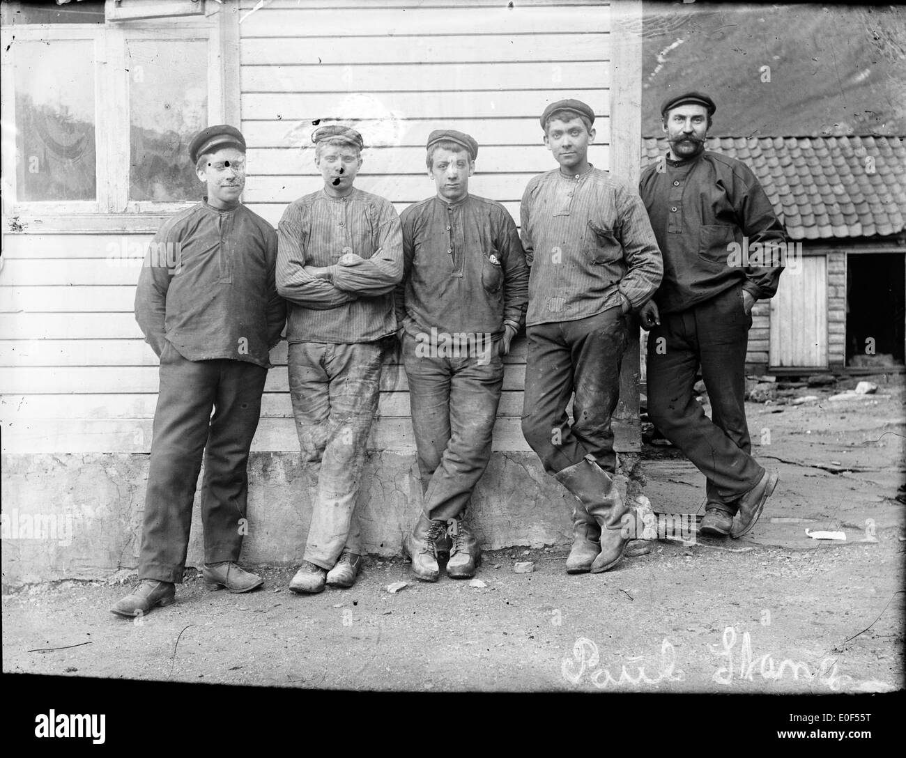 A historical photograph of workers from 1908, taken by A. Skrede ...