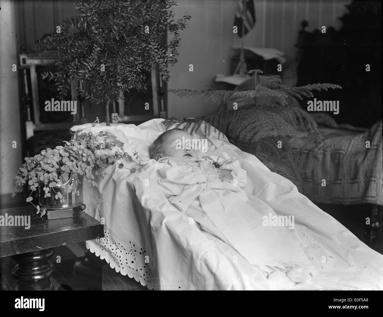 Child death family portrait Black and White Stock Photos & Images - Alamy