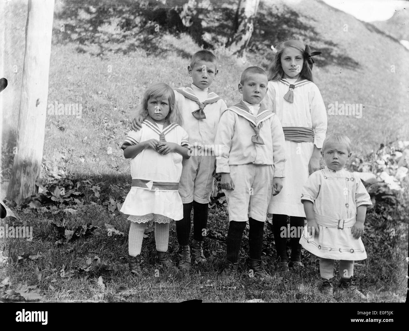This historical family portrait, taken around 1917, features the Hï ...