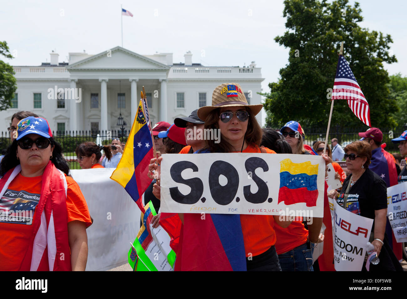 Anti government protesters rally hi-res stock photography and images ...