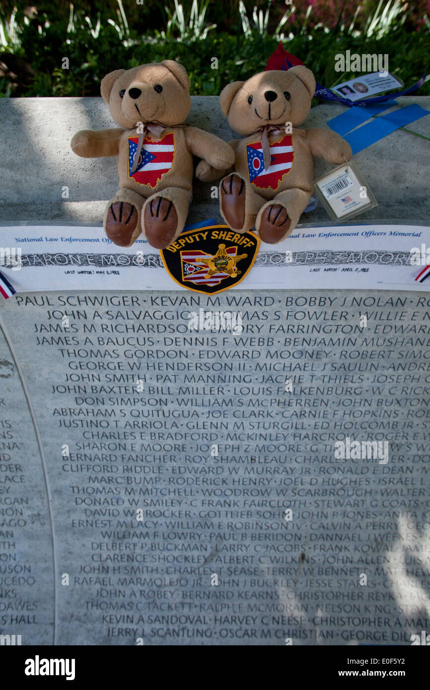 National police officers memorial wall hi-res stock photography and ...