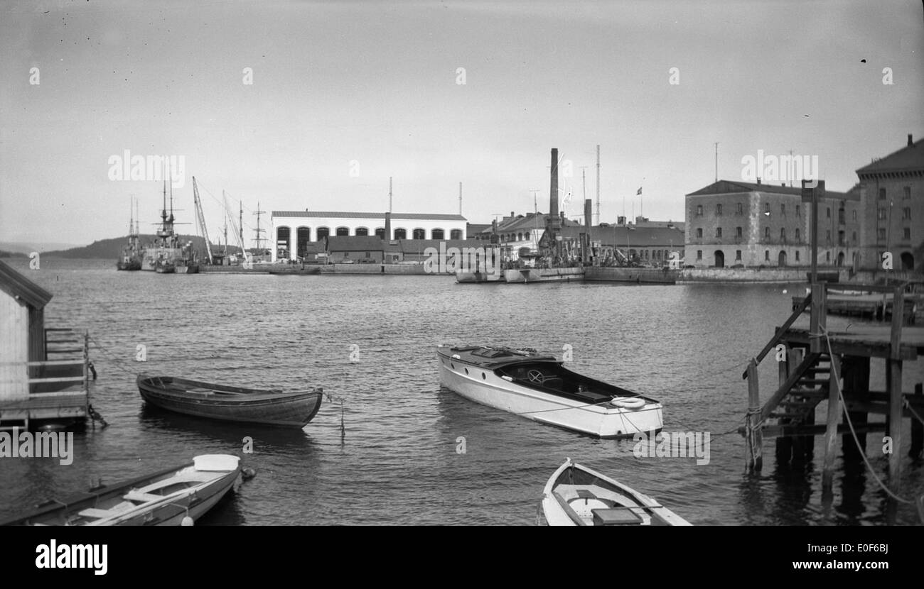 A photograph from the period between 1918 and 1920 showing ...