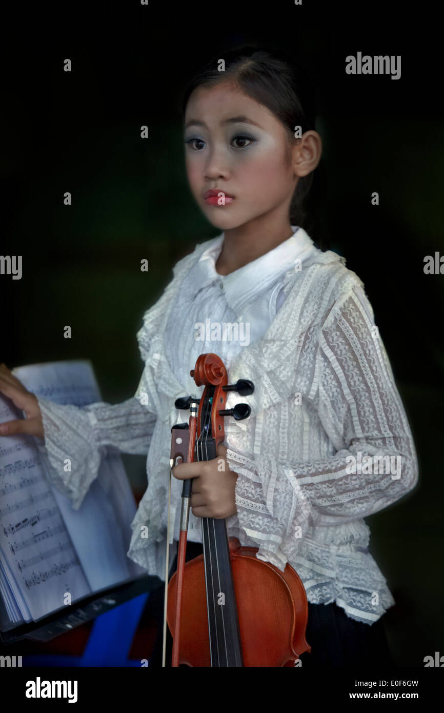 Violin child children hi-res stock photography and images - Alamy