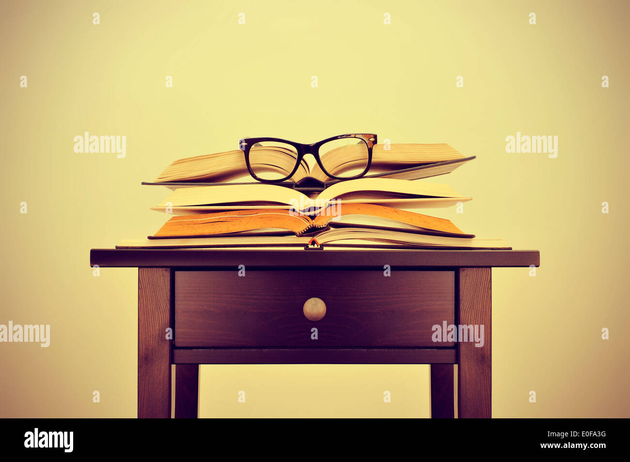 Vintage writing desk books hi-res stock photography and images - Alamy