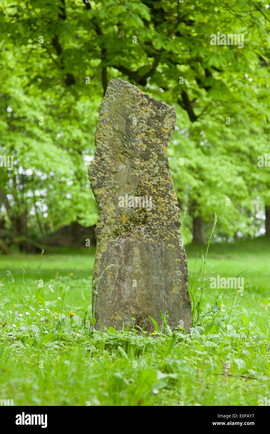 Worn gravestone hi-res stock photography and images - Alamy