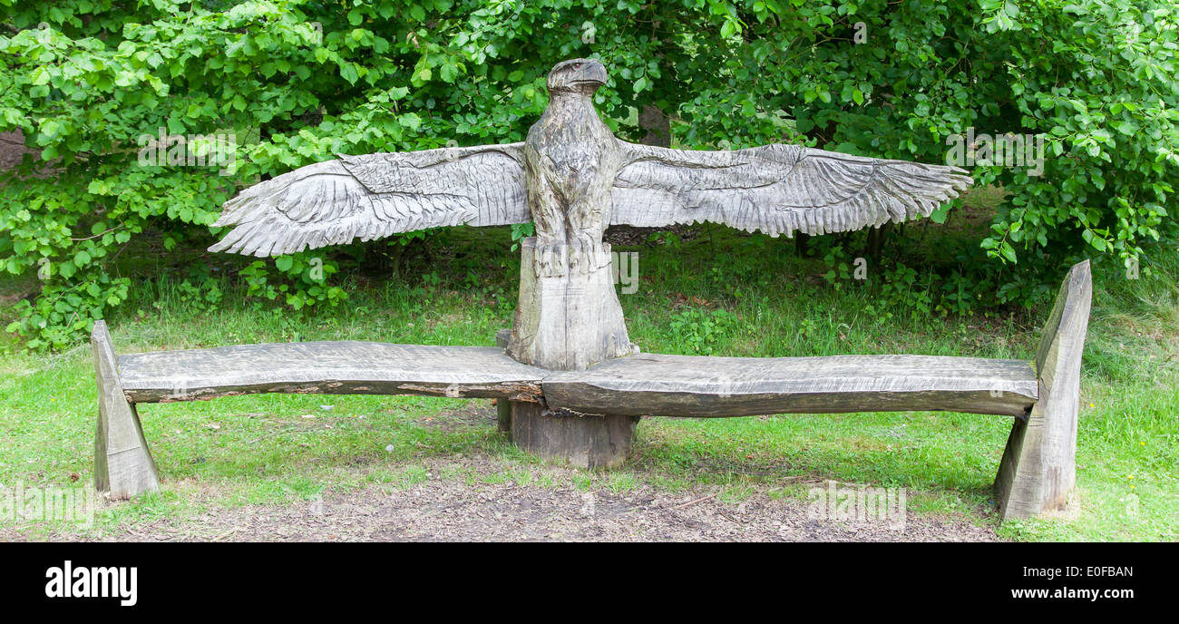 Wood craft of a eagle on top of a bench Stock Photo - Alamy