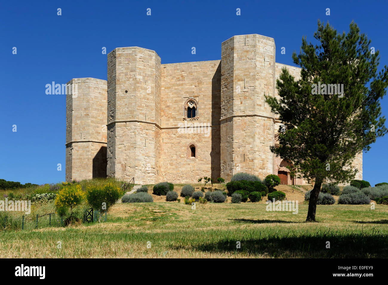 Castel del monte apulia italy hi-res stock photography and images - Alamy